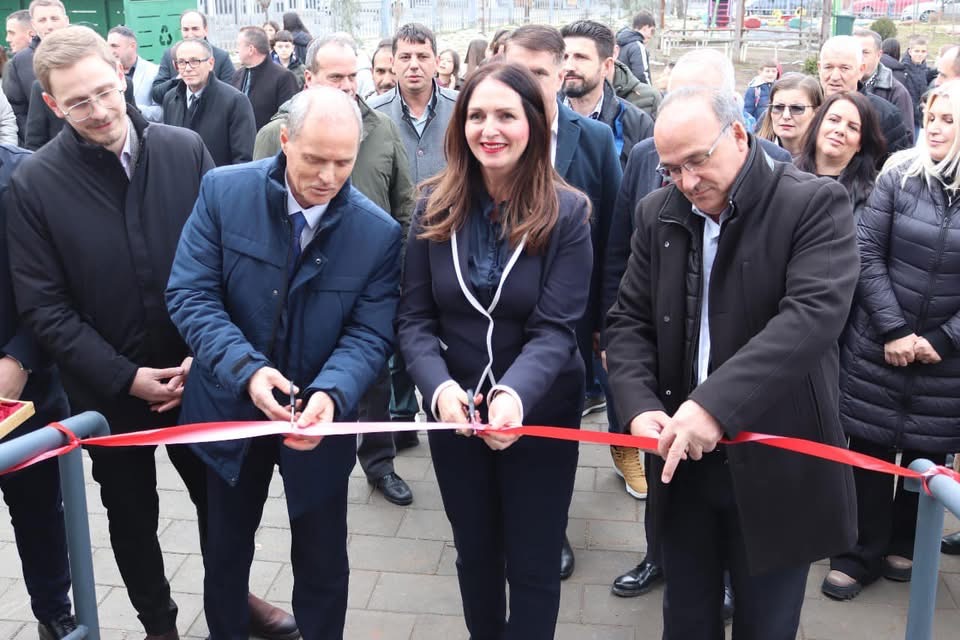 Është inauguruar salla e sportit në shkollën “Idriz Ajeti” në ...